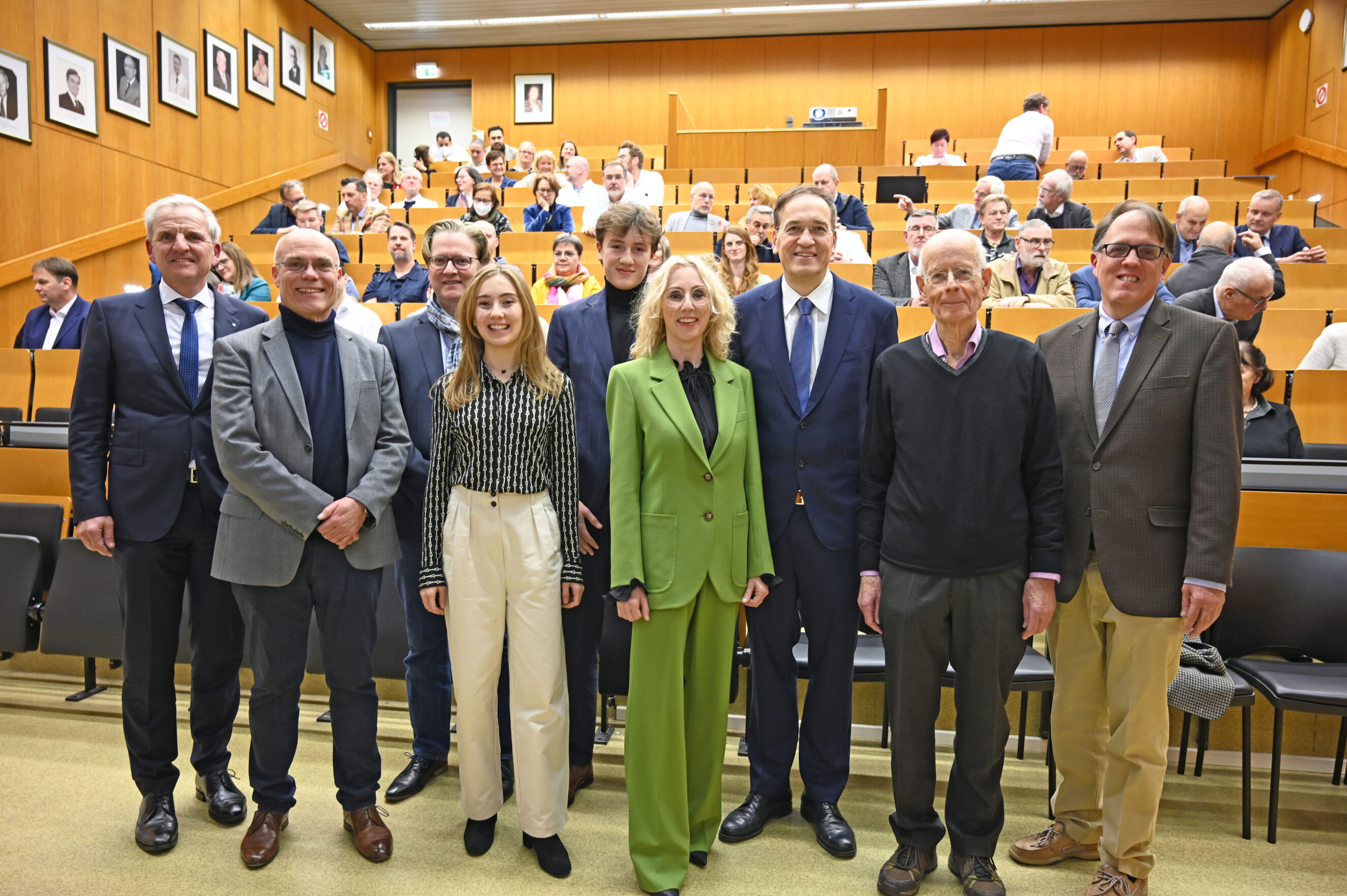 Dr. med. Markus Ladewig offiziell als neuer Direktor der Augenklinik ...